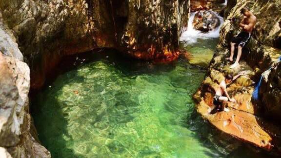 Pesona Curug Leuwi Hejo Sentul: "Green Canyon" Bogor yang Viral dan ...